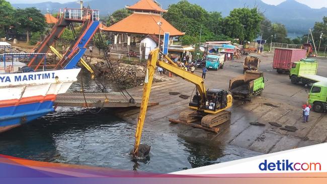 Antisipasi Kapal Kandas, Sedimentasi di Dermaga Pelabuhan Gilimanuk Dikeruk