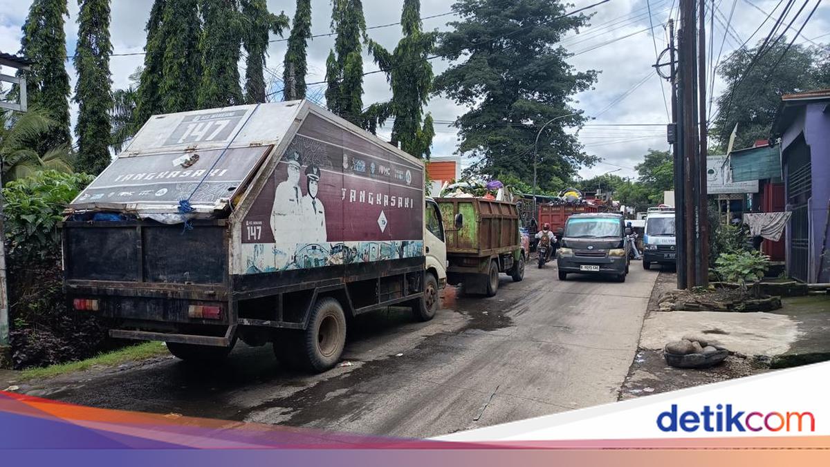 Truk Antre Buang Sampah di TPA Antang Makassar gegara Over Kapasitas