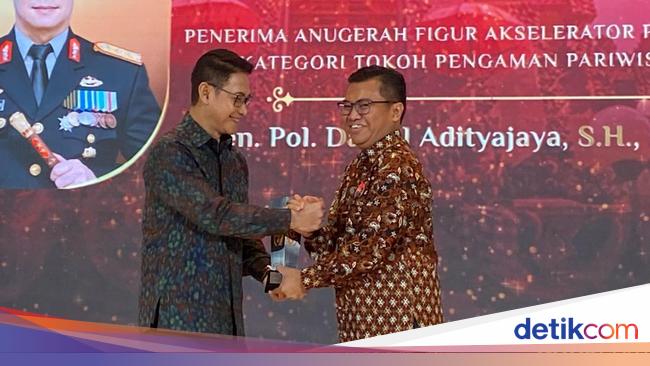Kapolda Bali Daniel Adityajaya Raih Penghargaan 'Tokoh Pengaman Pariwisata Bali'