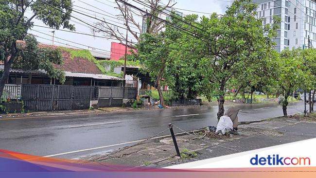 Hujan Deras Disertai Angin Kencang Terjang Sebagian Kota Surabaya