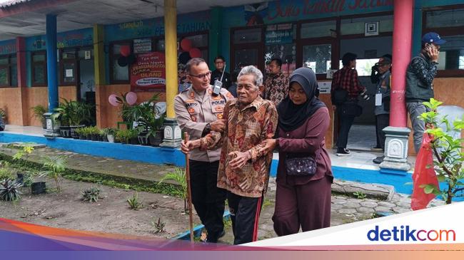 Semangat Pasutri Lansia di Magetan Saat Ikuti Coblosan Ulang