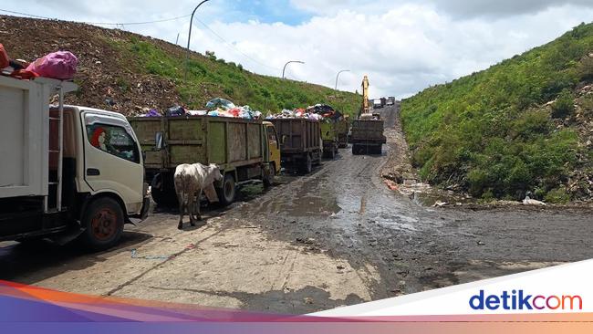 Derita Sopir Truk Antre 1 Km untuk Buang Sampah di TPA Antang Makassar
