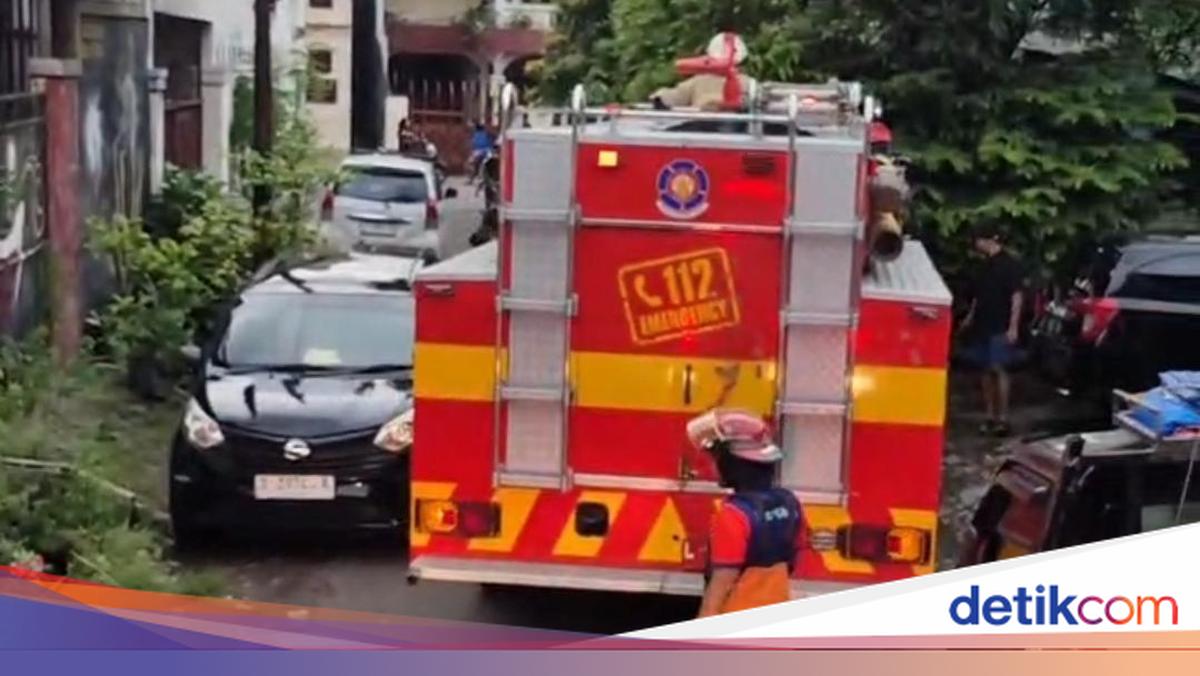 Cerita Damkar Surabaya Terhalang Mobil Saat ke Lokasi Kebakaran