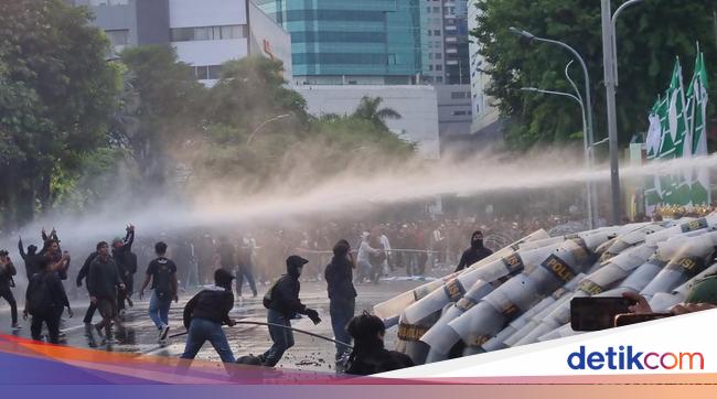 15 Polisi Terluka Saat Mengamankan Demo Tolak UU TNI di Surabaya