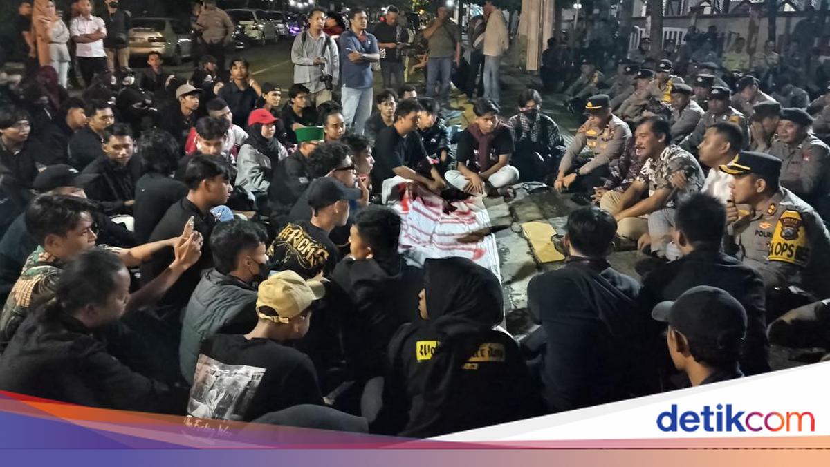 Aksi Mahasiswa Blitar Tuntut Perppu Pembatalan UU TNI