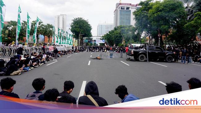 Demo Tolak UU TNI di Surabaya: Kami Nggak Mau Kembali ke Zaman Orba!