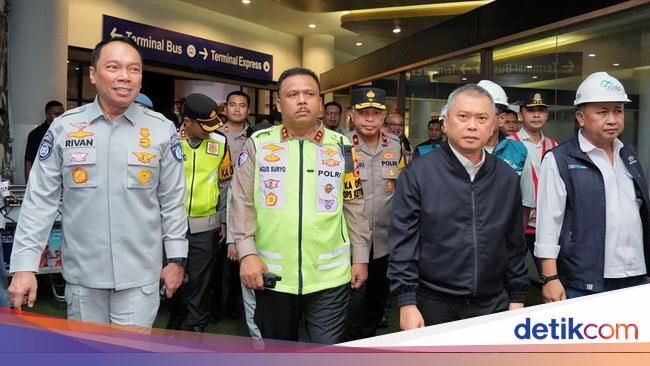 Kakorlantas, Menhub, Dirut JR-ASDP Sahur di Pelabuhan Merak, Pantau Arus Mudik hingga Subuh