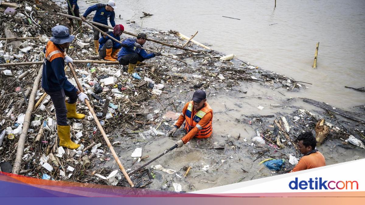 Tumpukan Sampah di Banjir Kanal Timur Semarang Dibersihkan