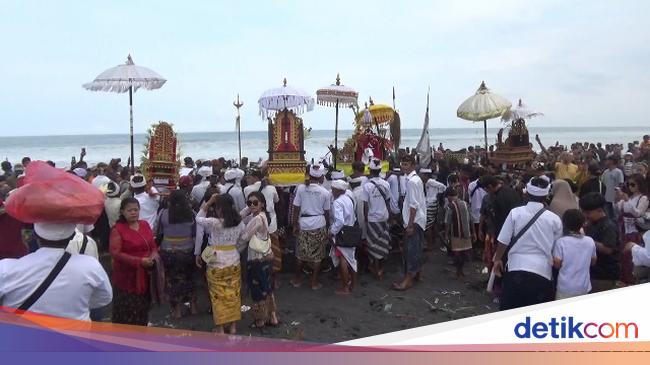 Umat Hindu Suku Tengger Gelar Upacara Melasti di Pantai Selatan Lumajang