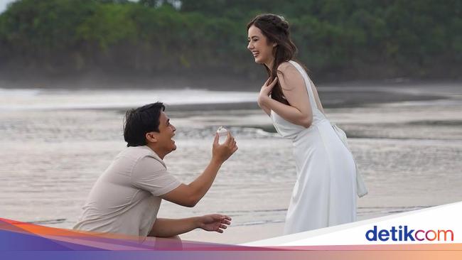 Momen Dilamar Billy Mirip Scene Serial Rom-com, Vika Kolesnaya Bahagia Banget