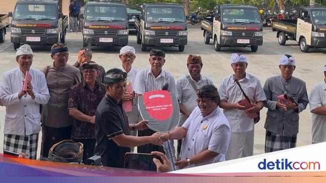 Pemkab Jembrana Serahkan 21 Pikap untuk Desa Adat-Dana Perawatan Rp 5 Juta