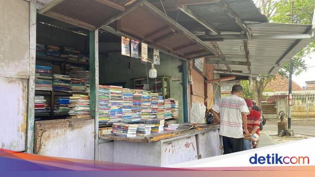 Senja Kala Kios Buku Lawas Stadion Diponegoro Semarang