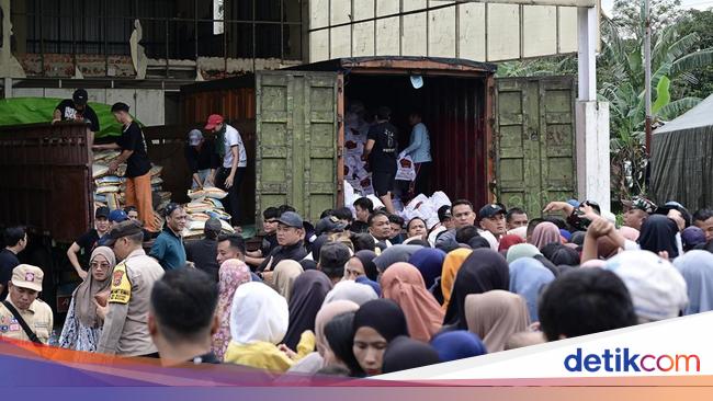 Prabowo Bagikan Ribuan Paket Sembako ke Warga Bojong Koneng Jelang Lebaran
