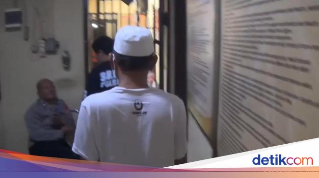 Momen Kiai Ponpes di Ngawi Digiring ke Kantor Polisi Usai Cabuli Santri