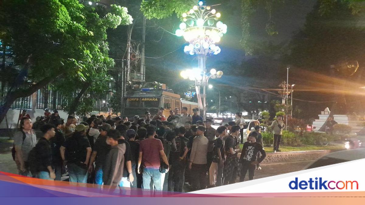 Massa Aksi Tuntut Cabut UU TNI di Medan Baru Bubar Malam Ini