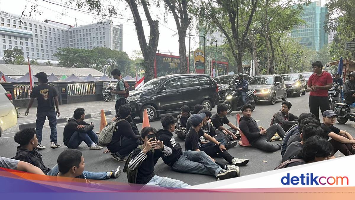 Puluhan Mahasiswa Demo di DPRD Sumut, Tuntut Pencabutan UU TNI
