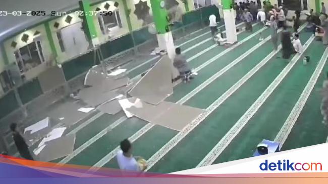 Plafon Masjid di Bekasi Ambruk Timpa Jemaah Iktikaf, 4 Orang Terluka