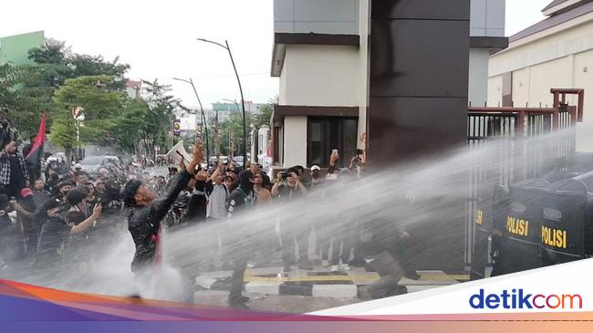 Demo Tolak UU TNI di Bojonegoro Ricuh