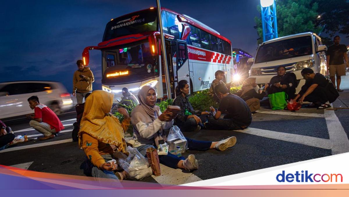 Momen Pemudik Buka Puasa Sambil Lesehan di Rest Area Trans Jawa
