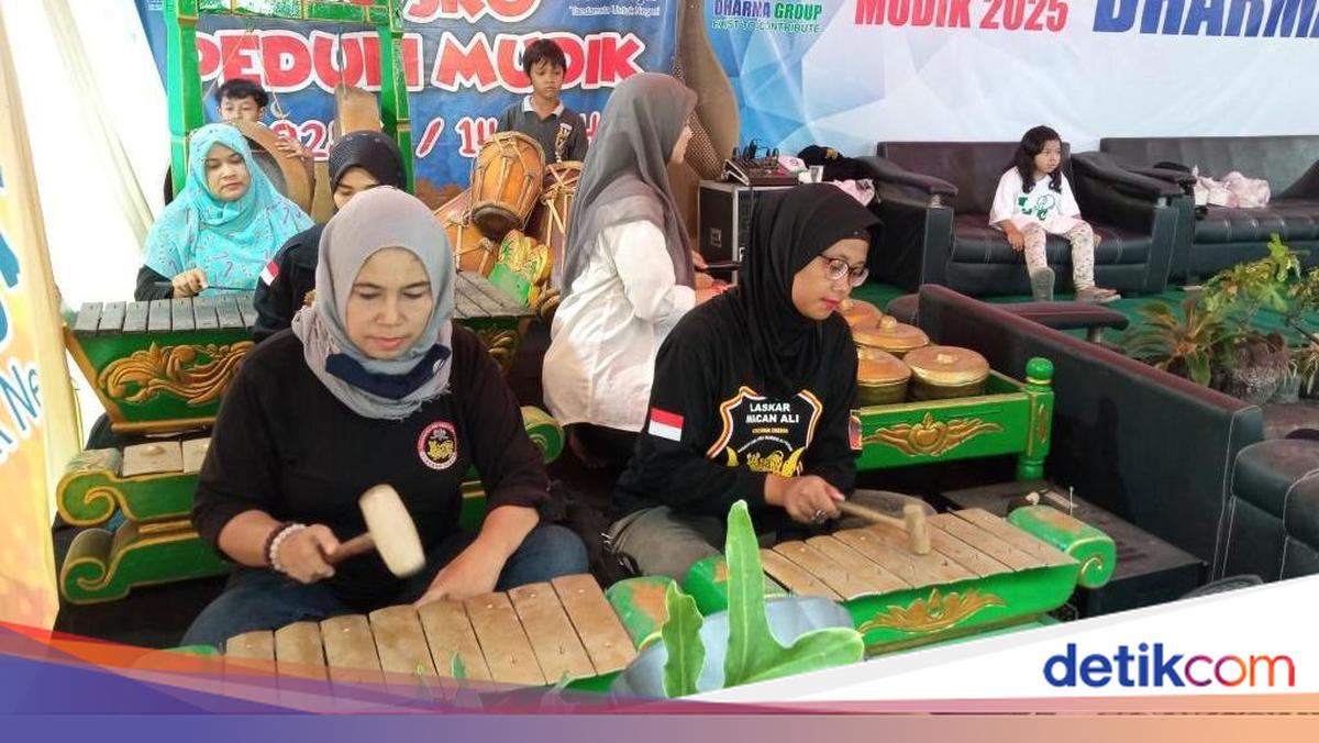 Alunan Musik Gamelan Sambut Pemudik di Pantura Cirebon