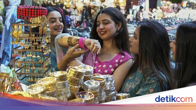 Warga Pakistan Padati Pasar Berburu Kebutuhan Lebaran