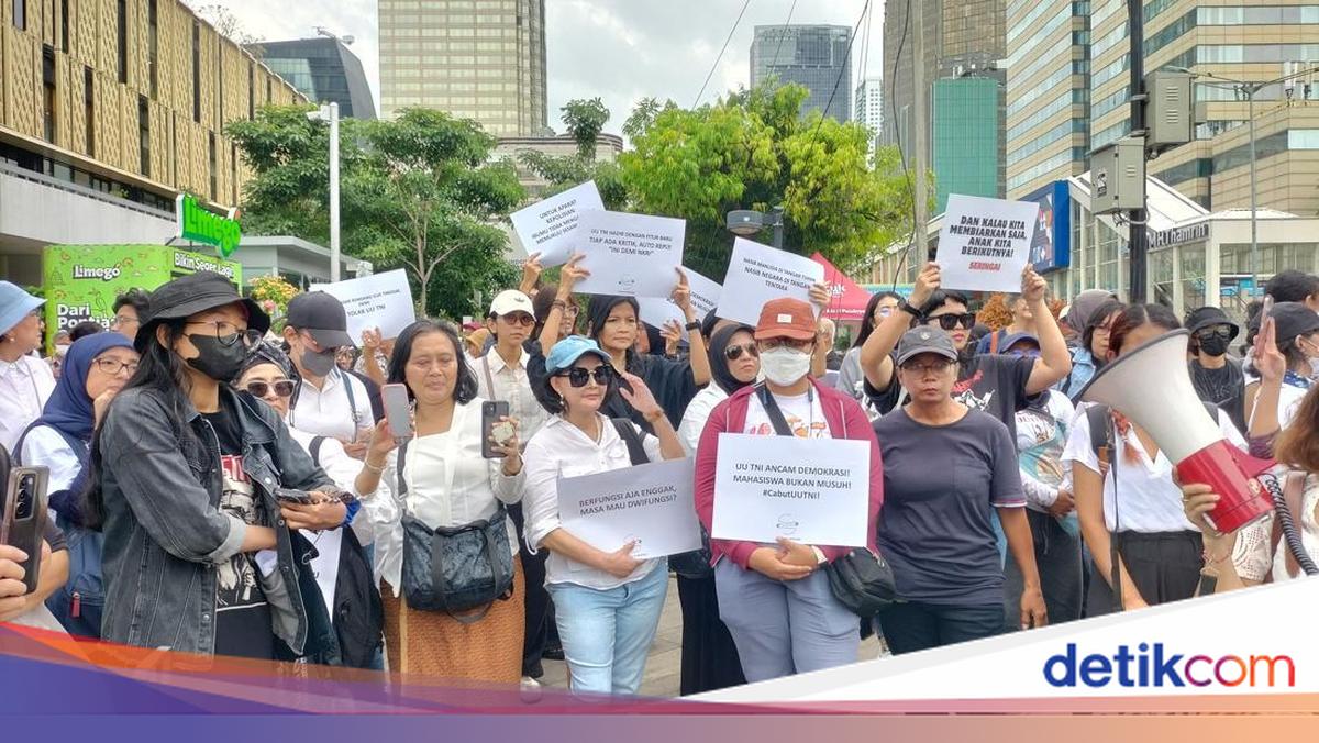 Emak-emak Demo Tolak Revisi UU TNI di Simpang Sarinah