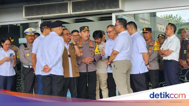 Kapolri-Menko PMK Cek Bandara Soetta Pastikan Pelayanan Baik untuk Pemudik