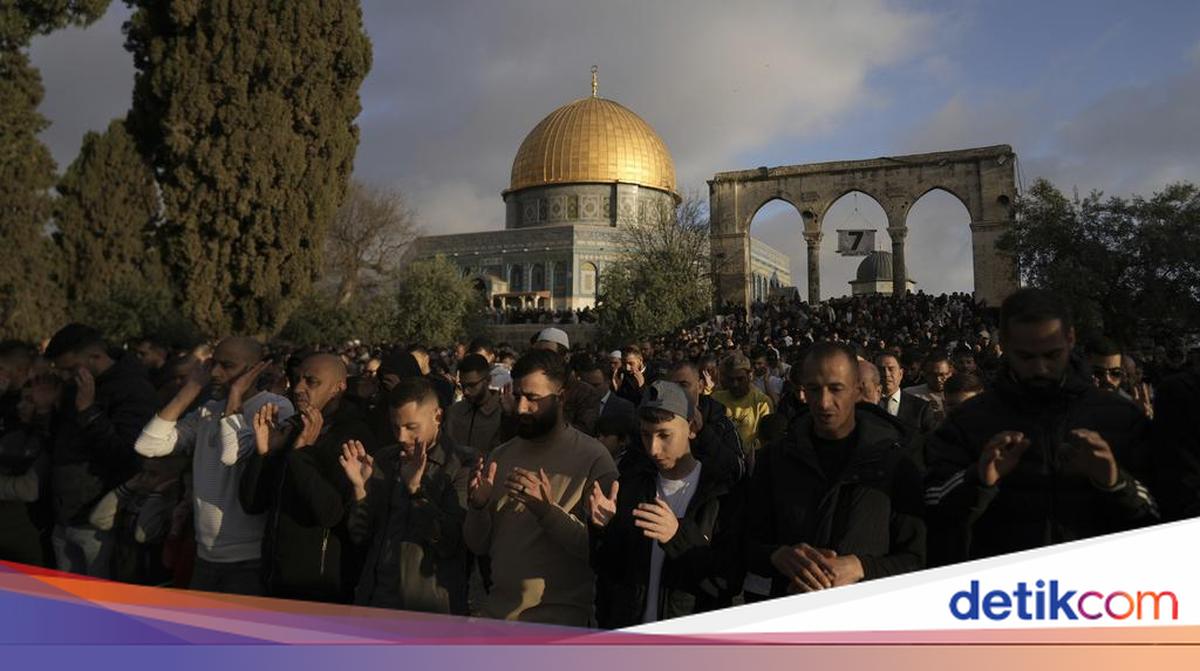 Rayakan Lebaran Hari Ini, Umat Muslim Palestina Salat Id di Masjid Al Aqsa