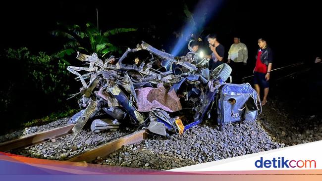 Mobil Remuk Tertabrak KA Turangga di Bagelen Purworejo