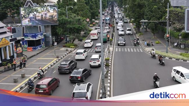 Jabar Hari Ini: Lubang di Jalan Dago Bikin Mahasiswa UPI Operasi Rahang