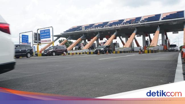 Potret Exit Tol Bandar Ditutup Imbas Kepadatan Arteri Jombang ke Kediri