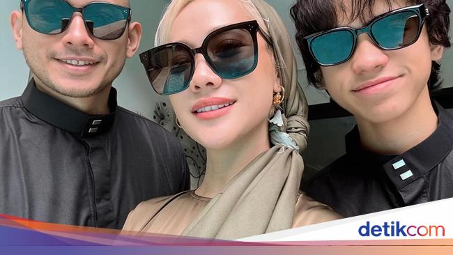 Deretan Gaya Keluarga BCL di Lebaran 2025, Baju Motif Batik Hingga ...