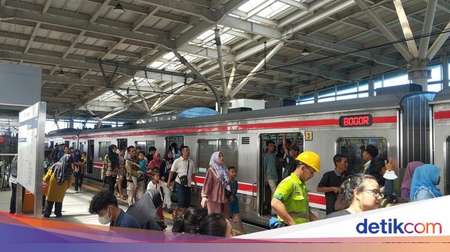 Cerita Pekerja Kaget KRL Mulai Penuh Saat Libur Lebaran