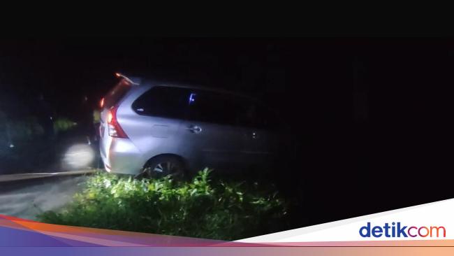 Gegara Ikut Google Map, Mobil Nyasar ke Kebun-Masuk Parit di Banyuwangi