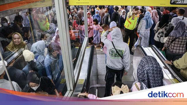Penuhnya Stasiun Tanah Abang Tak Kenal Libur Lebaran