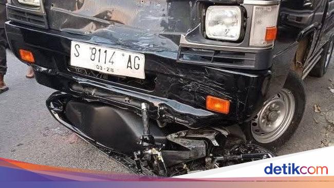 Pikap Oleng Tabrak Pembatas Jalan dan Motor, 2 Orang Luka