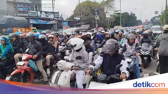 Arus Balik, Pemudik Motor Mulai Padati Jalan Soekarno-Hatta Bandung