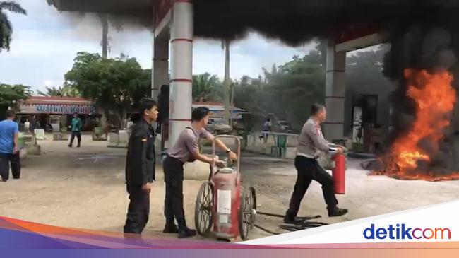 Heboh Motor Terbakar di SPBU Merangin, Polisi Bantu Padamkan Api