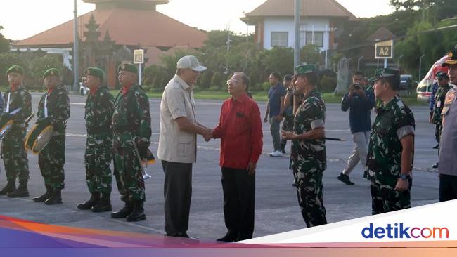 Kenakan Tenun Endek Merah, Koster Sambut Menhan Sjafrie di Bandara ...