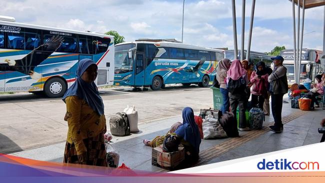Puncak Arus Balik, Penumpang Padati Terminal Bus Cepu Blora