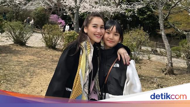 Keseruan Ayu Ting Ting Liburan ke Jepang