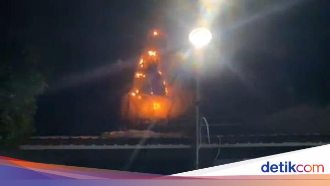 Balon Udara Jatuh Bakar Atap Rumah Warga Ponorogo