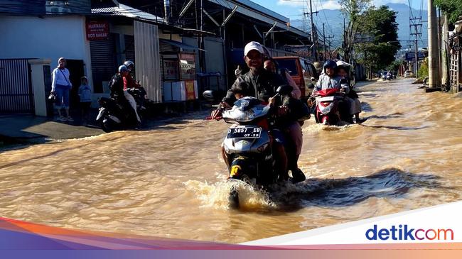 Kondisi Jalan Cikancung Bandung Terendam Banjir