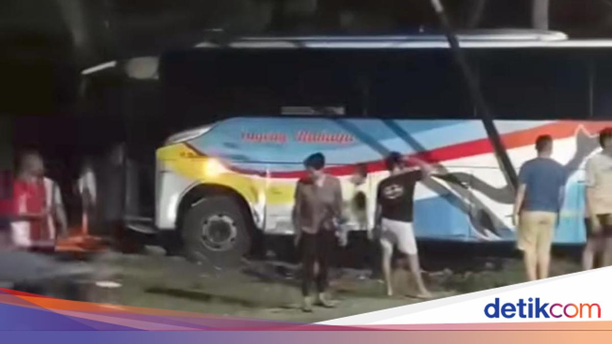 Bus Sugeng Rahayu Nyungsep di Hutan Mantingan Ngawi Usai Tabrak Motor