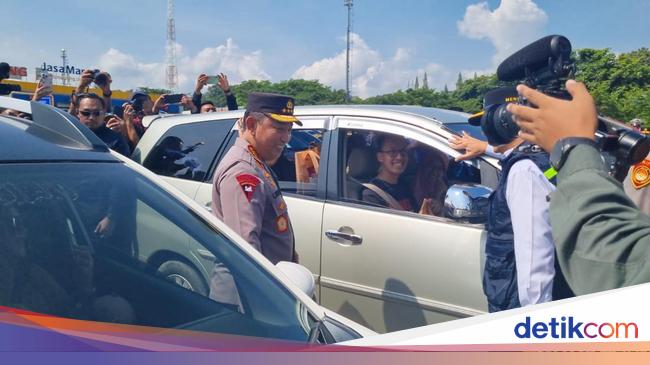 Saat Kapolri Sapa dan Beri Bingkisan Pemudik di Tol Kalikangkung