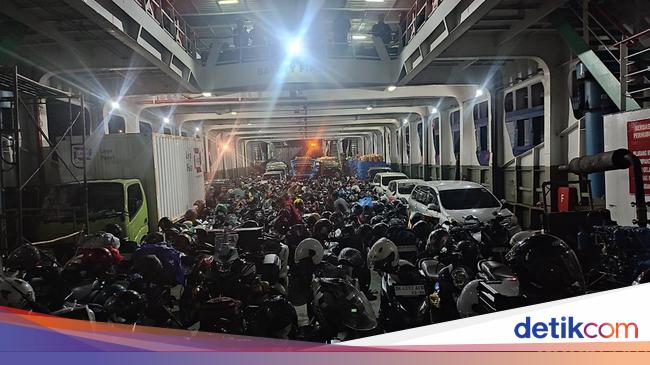 Ratusan Kendaraan Padati Penyeberangan ke Bali Malam Ini