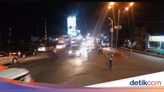 Volume Kendaraan Puncak Arus Balik Meningkat, Simpang Mengkreng Tetap Lancar