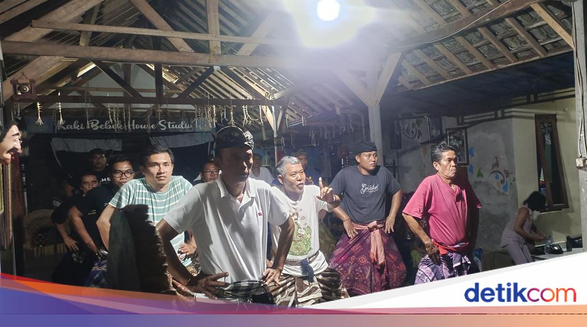 Antusiasnya Bapak-bapak Belajar Menari Bali di Batuan Sukawati
