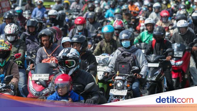 Potret Puncak Arus Balik Pemudik Motor di Karawang