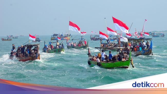 Potret Ribuan Nelayan Mengikuti Tradisi Pesta Lomban di Jepara